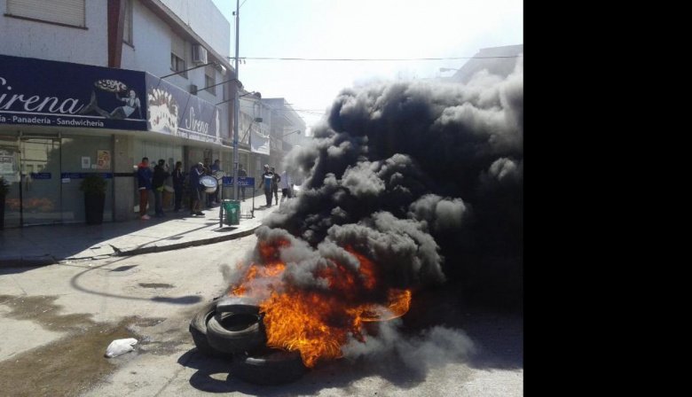 Quema de gomas frente a La Sirena por reclamo de panaderos - Diario ...