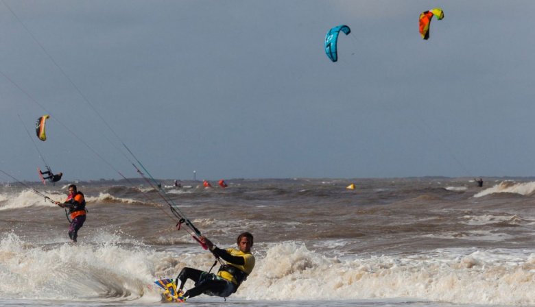 Días de viento en la playa: El WindGurú pronostica que el clima ...