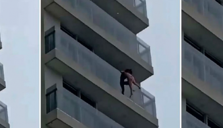 Video: Una mujer quedó colgada de un balcón al intentar huir de su ...